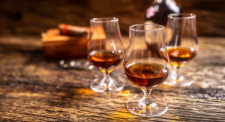 Rum - rodzaje, jak i z czym pić? Zasady serwowania trunku